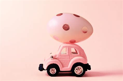 부활절 달걀과 장난감 자동차에 밝은 분홍색 배경 행복 한 부활절 일 개념입니다 0명에 대한 스톡 사진 및 기타 이미지 0명 개념 개념과 주제 Istock
