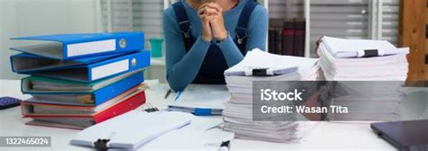 여성은 열심히 일하는 것에 대해 진지하고 직장에서 스트레스를 받습니다 긴급 개념에 대한 스톡 사진 및 기타 이미지 긴급 개념 문서 더미 Istock