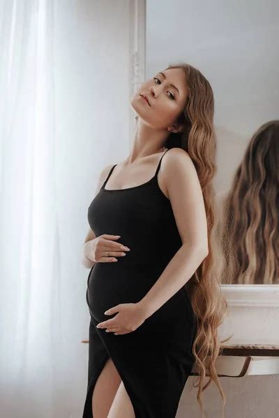 Mujeres Embarazadas Desnudas Fotos De Stock Imágenes De Mujeres