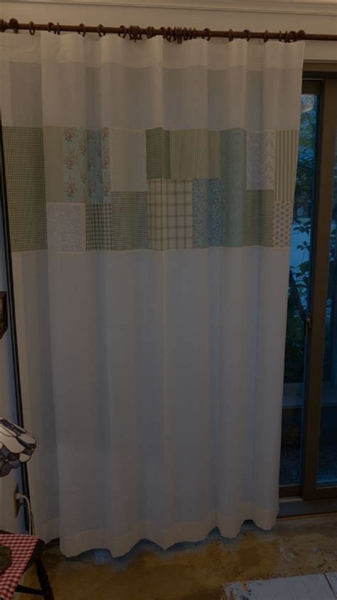 컨츄리홈 안나 컨츄리홈 안나 사랑스러운 패치워크 커튼💚그린 쉐비로즈 패치커튼입니다 각200230센티 2장 구성이구요 쉐비로즈 원단과 올리브그린 체크패턴 스트라이프