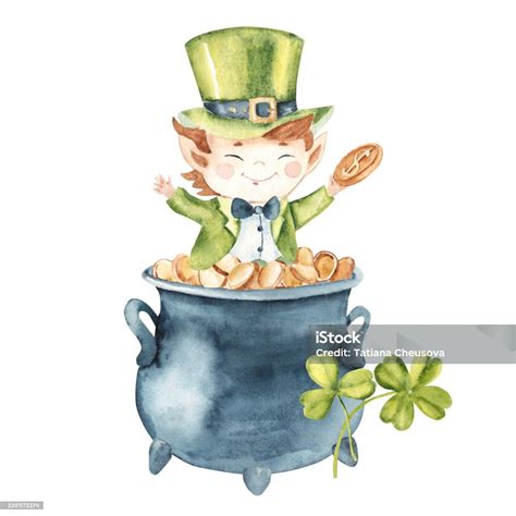 럭키 토끼풀 클로버로 장식된 황금 냄비에 앉아 있는 귀여운 레프리콘 만화 캐릭터 손으로 그린 성 패트릭 데이 수채화 그림은 흰색 배경에 고립되어 있습니다 행운과 부의 상징