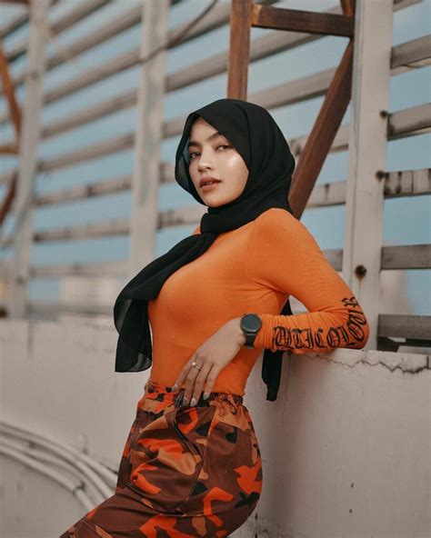 Photoshoot Oklin Fia Seksi Pakai Outfit Loreng Tetap Manset Orange