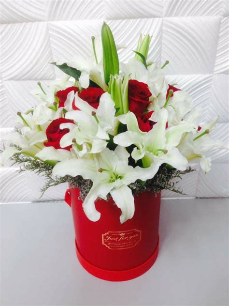 Шинэхэн цэцгсийн баглаагаар БЭР ЦЭЦЭГ цэцгийн дэлгүүр