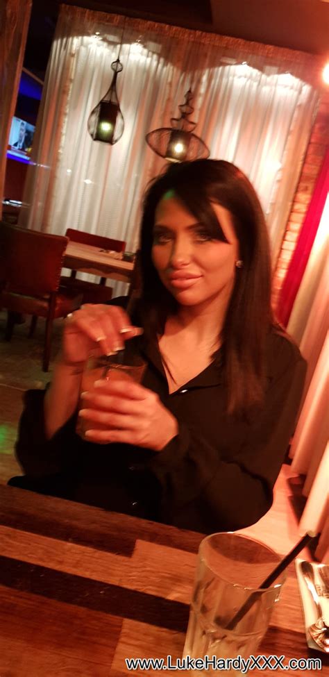 Сексуальная любительница Челси Эллис показывает свои упругие сиськи и бритую киску на кровати