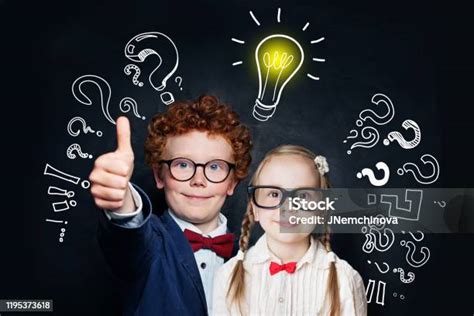 칠판 배경에 전구행복 스마트 어린 소녀와 소년 학생 브레인스토밍 및 아이디어 컨셉 2명에 대한 스톡 사진 및 기타 이미지 2