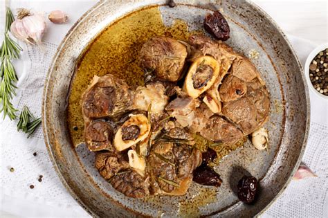 Ossobuco입니다 크로스 컷 쇠고기 정강이 마늘 로즈마리와 함께 찐 하 고 말린 과일 소박한 스타일입니다 최고의 볼 수 있습니다 0명에 대한 스톡 사진 및 기타 이미지