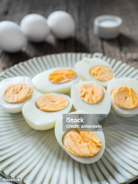 회색 접시에 삶은 닭 계란입니다 나무 배경입니다 부활절의 개념 개념에 대한 스톡 사진 및 기타 이미지 개념 개념과 주제 건강한 생활방식 Istock