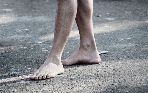 В Беларуси мужчину заставили раздеться прямо на улице