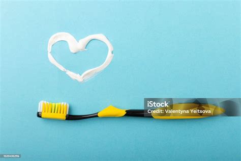 치약으로 만든 하트 기호입니다 파란색 배경에 치약 튜브와 칫솔 상쾌하고 미백하는 치약 텍스트를 위한 공간을 복사합니다 플랫 레이 0명에 대한 스톡 사진 및 기타 이미지