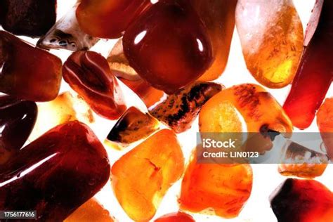 자연 결정화 절취 접사 사진 미네랄 파랑 바위 배경 주제 정동석 광물 계층 패턴 지질학 클로즈업 예술 포스터 생생한 색상 크리스탈 테라피 호박 바위 0명에 대한 스톡 사진