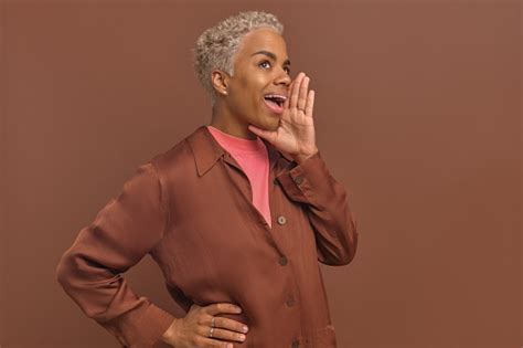 젊은 캐주얼 아프리카 계 미국인 여성이 감정적으로 입에 손을 올리는 비명을 지른다 갈색에 대한 스톡 사진 및 기타 이미지 갈색 곱슬 머리 귀여운 Istock