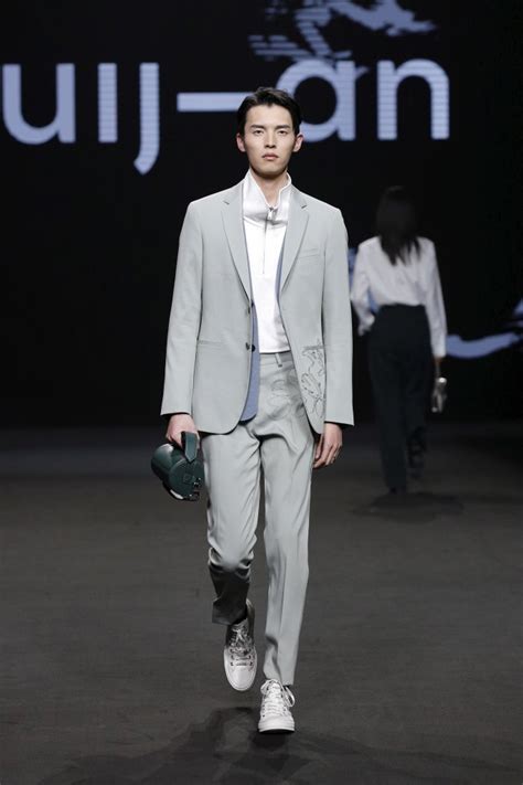 劲霸男装 And 劲霸男装高端系列 Kb Hong And 随简 202122秋冬高级成衣秀 Beijing Fall 2021 天天时装 口袋
