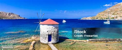 전통적인 정통 그리스 도데카네스의 아름다운 섬 레로스 바다 위에 오래된 풍차와 전망 레로스에 대한 스톡 사진 및 기타 이미지 레로스 아기아 마리나 해변 Istock