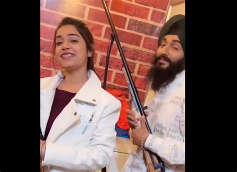 विवादों में फंसा कुल्हड़ Pizza Couple वायरल हो रही यह वीडियो Kulhad Pizza Couple Caught In