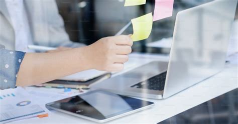 스티커 메모 용지 알림 일정 게시판 비즈니스 사람들 팀 작업 회의 및 포스트잇 노트를 사용하여 벽 유리에 대한 아이디어를 공유합니다 토론 비즈니스 팀워크 브레인