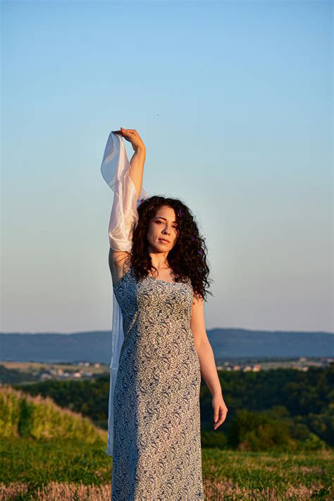 有关享受 休閒 側面圖 內容 冷靜 和平的 和諧 垂直拍摄 夏天 夢想的 天性 女人 女性 安靜 寧靜 小販 年輕 戶外 放鬆 敏感 日落 晚間 有