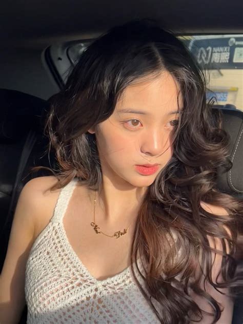 欧阳娜娜晒车窗随性拍 阳光下脸泛微红可爱十足 搜狐大视野 搜狐新闻