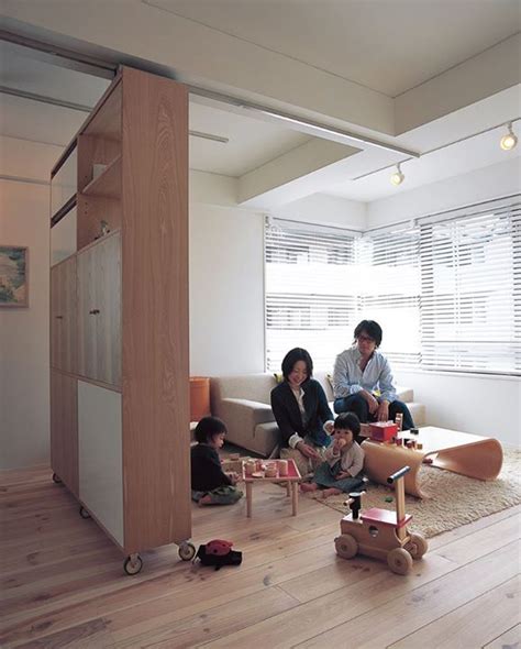 可曾想過家裡的牆面是「可移動的」？ 這間東京公寓住著一家四口，母親除了是家庭主婦也是在家工作者，因此將房間、客廳的隔牆改為移動式書牆，上有軌道跟天花板連結，下有滾輪輔助滑動，推動整座裝滿書的