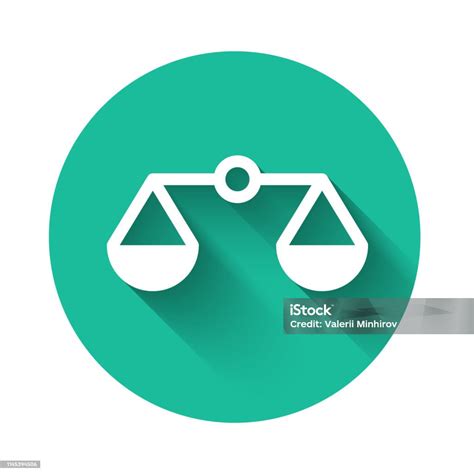 긴 그림자와 고립 된 정의의 흰색 비늘 아이콘 법원의 상징 균형 조정 기호입니다 녹색 원 버튼을 클릭 합니다 벡터 일러스트 개념에 대한 스톡 벡터 아트 및 기타 이미지