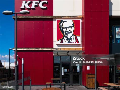 패스트 푸드 레스토랑 체인 켄터키 프라이드 치킨 Kfc 0명에 대한 스톡 사진 및 기타 이미지 0명 Brand Name