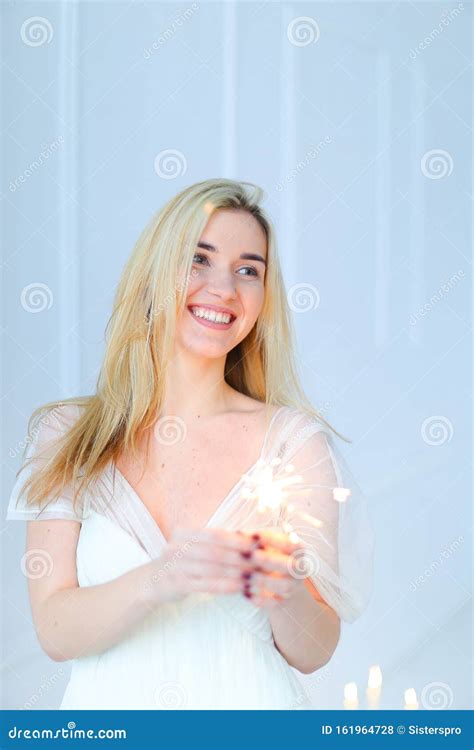Blonde Mooie Meid Die Bengaal Licht Houdt En Witte Jurk Draagt Stock