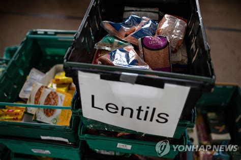 천정부지 생활물가에 영국 무료급식소 북적 나무뉴스