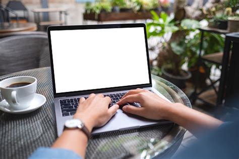 야외에서 빈 흰색 바탕 화면이있는 랩톱 컴퓨터를 사용하고 작업하는 여성의 모형 이미지 35 39세에 대한 스톡 사진 및 기타 이미지 35 39세 가정 생활 개념