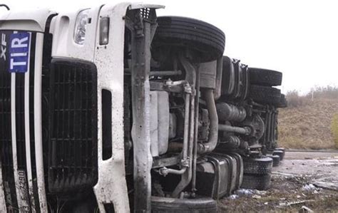 Извънредно ТИР се обърна на Е 79 между Мездра и Ботевград трафикът е затруднен