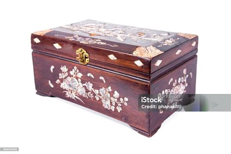 오래 된 중국 가슴 상자 흰색 배경에 고립입니다 오래 된 중국 보물 나무 상자를 절연 극장 매표소에 대한 스톡 사진 및 기타