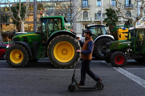 Agricultores Espanhóis Mantêm Pressão Pelo Terceiro Dia Consecutivo