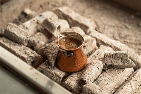 구리 냄비에서 전통적인 터키식 커피 양조 · 무료 스톡 사진