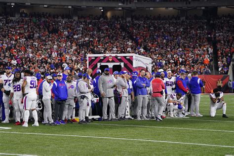 Buffalo Bills Hamlin Collapses On Field Gets Cpr Game Suspended