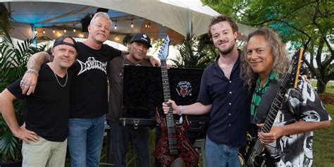 Stranger Things Joseph Quinn Meets Metallica At Lollapalooza