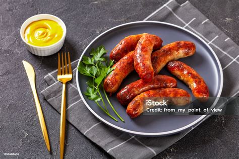 구운 양고기 소시지 콘크리트 테이블에 접시에 두드리는 위에서 수평 보기 0명에 대한 스톡 사진 및 기타 이미지 0명 겨자 고기 Istock