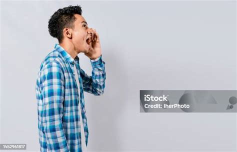 소리를 지르고 승진을 알리는 사람들 소리를 지르고 배너를 발표하는 사람 옆 프로필 잘 생긴 남자가 발표를 외치고 고립 20 24세에 대한 스톡 사진 및 기타 이미지 Istock