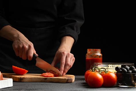 요리사는 피자를 요리하고 신선한 토마토를 재료로 배경에 슬라이스합니다 레시피 책 메뉴 가정 요리 클로즈업 고급 요리에 대한 스톡 사진 및 기타 이미지 Istock