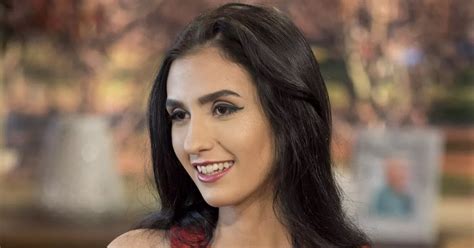 Model Seksi Ini Lelang Keperawanannya Ditawar Rp Miliar