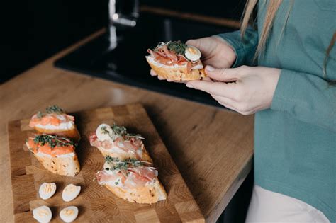 연어 필레와 하몽을 곁들인 브루스케타 맛있는 이탈리안 브루스케타 전채 요리 0명에 대한 스톡 사진 및 기타 이미지 0명 건강한 생활방식 건강한 식생활 Istock