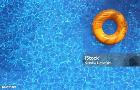 오렌지 수영 반지가있는 수영장에서 맑은 물 상단 보기 3d 일러스트 노랑에 대한 스톡 사진 및 기타 이미지 노랑 수영장 플로트 0명 Istock