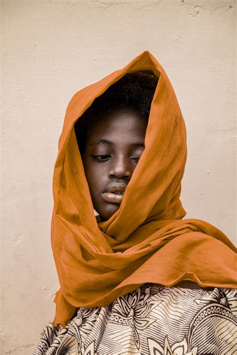 Une Jeune Fille Avec Une Capuche Sur La Tête Photo Photo Kinshasa Gratuite Sur Unsplash