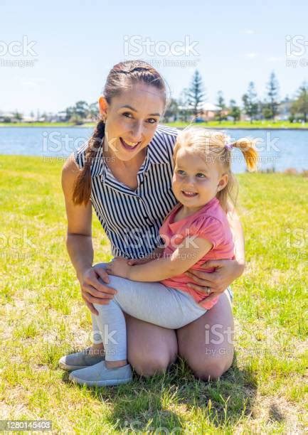 호수에서 함께 즐거운 시간을 보내는 어머니와 딸의 긍정적 인 초상화 공원에서 엄마와 귀여운 어린 소녀 사랑 가족 시간 모성 어린 시절 및 야외 개념 4 5세에 대한 스톡