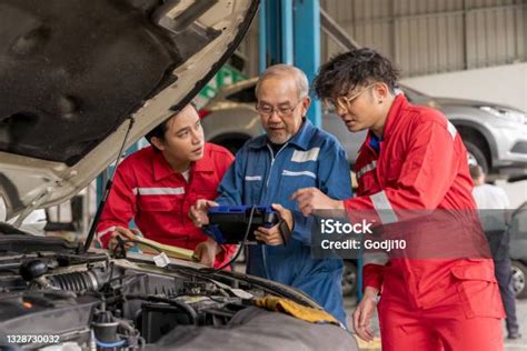 고위 전문 정비사는 자동차 오류 코드를 해석하기 위해 Obd2 자동차 진단 장치 스캐너를 사용합니다 연수생에 대한 스톡 사진 및 기타 이미지 Istock