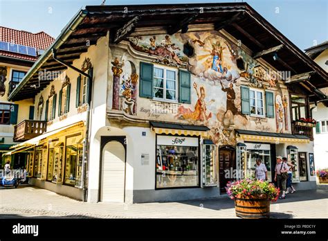 Wandbilder Auf Der Vorderseite Der Gebäude In Der Innenstadt Von