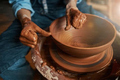 아트 스튜디오에서 점토 그릇에 질감을 만드는 세부 프로세스 제조 및 만들기의 자른 머리 정면 보기 초상화 사진 Unsplash의 작업장 이미지