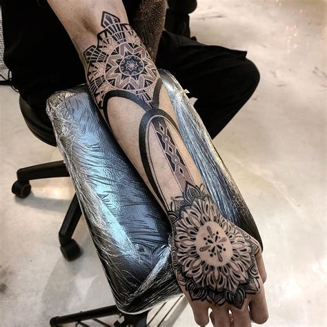 레나타투 3회차 작업진행중인 만다라 패턴워크입니다 손등부터 전완근 팔꿈치 이렇게 세곳을