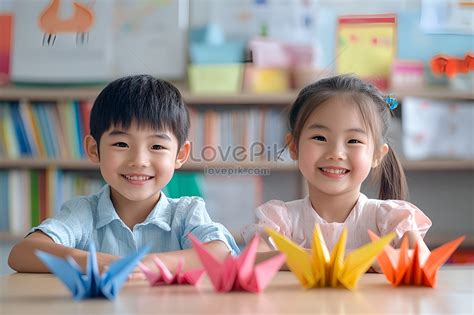 교실에서 두 어린이 종이 접기 크레인