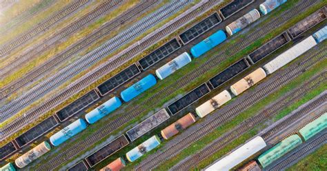 많은 철도 트랙 철도가 있는 다양한 마차가 있는 철도 분류 화물 역의 공중 보기 중공업 환경 사진 Unsplash의 러시아 이미지