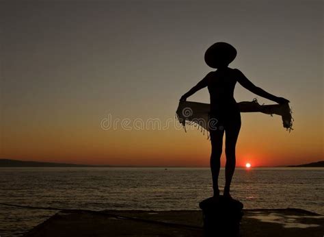 1 женщина захода солнца моря шарфа Стоковое Изображение изображение насчитывающей танцор