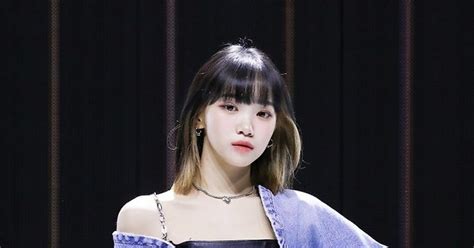 포즈 취하는 르세라핌 김채원