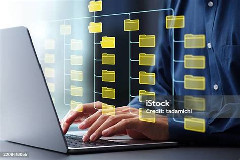 폴더 계층 구조 및 문서 관리 시스템 Dms 파일을 저장하고 분류하기 위해 랩톱 컴퓨터를 사용하는 사업가 개념에 대한 스톡 사진 및 기타 이미지 Istock